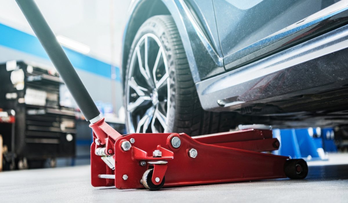 How to use a car jack?