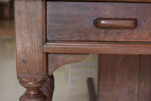 How to give your furniture a distressed wood finish?